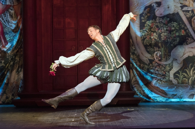 Singing and dancing at the opera | WNO